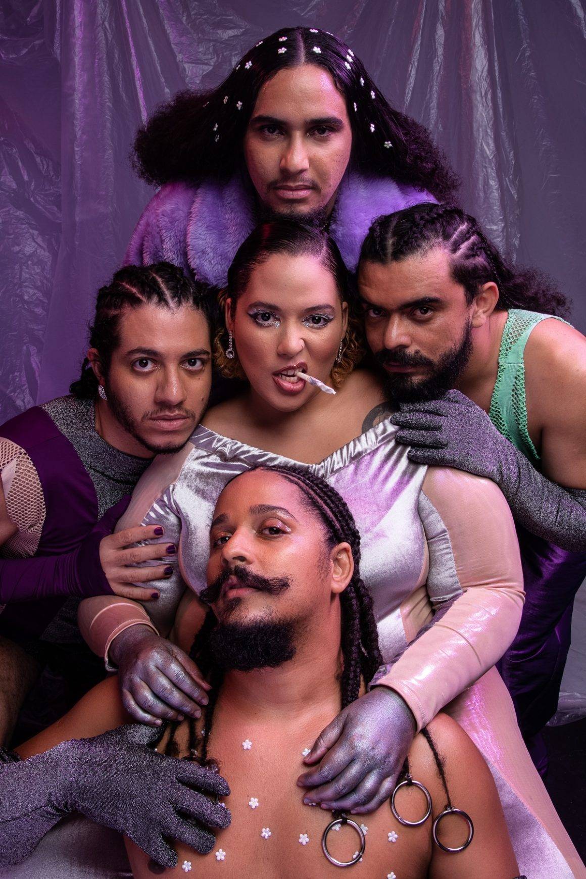 Novo disco da Bia e Os Becks nos convida a conhecer o Universo Quenga ...