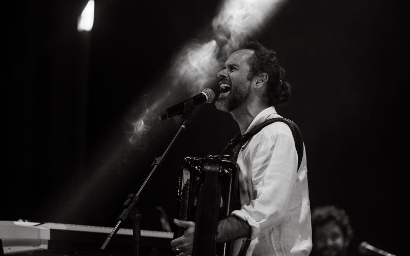 O retrato honesto da arte de Jeneci – Entrevista – Geleia Total